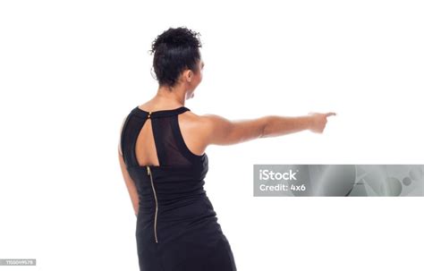 곱슬 머리를 가진 매력적인 아프리카계 미국인 여자와 검은 드레스를 입고앞으로 20 24세에 대한 스톡 사진 및 기타 이미지 20 24세 20 29세 가리키기 Istock