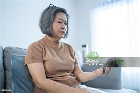 아시아 시니어 노인 여성 환자는 요양원 에서 휠체어에 앉아 성숙한 노인 은 약 알 약 병에 보고 손에 처방전 과 내용을