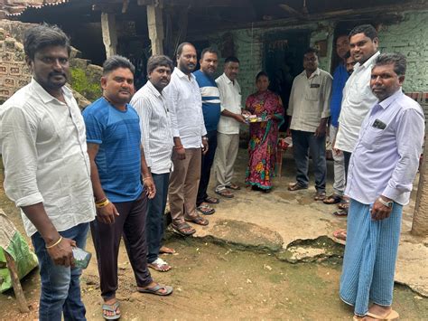 గ్రామస్తుల సహాయంతో మృతుని కుటుంబానికి ఆర్థిక సహాయం