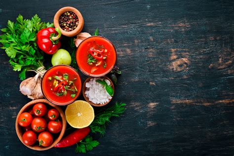 음성에 가스 파초 수프입니다 양파 파프리카 파 슬 리와 토마토 수프입니다 이탈리아 요리입니다 최고의 볼 수 있습니다 에 검은