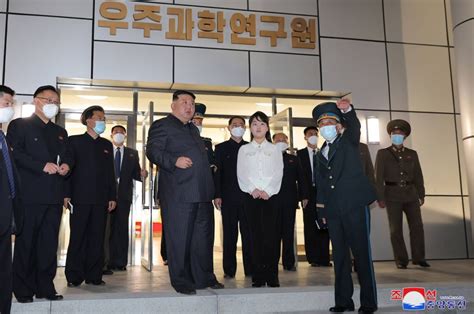 陪金正恩视察“宇宙开发局” 金朱爱手拿一物引发讨论 Nestia