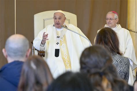 Photos Pope Francis Washes The Feet Of Inmates At Womens Prison In