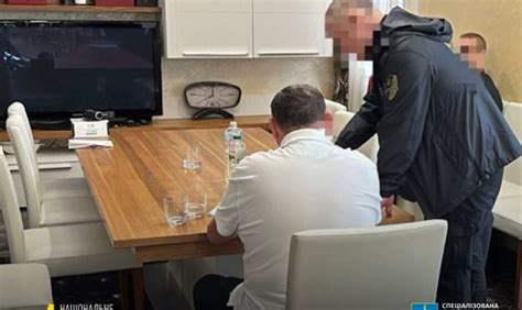 Незаконно ввезли одягу на 300 мільйонів НАБУ пояснило обшуки на