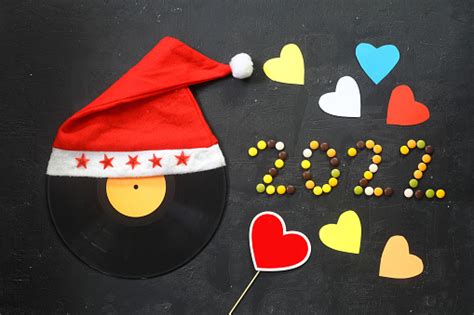 2022년 새해 복 새해 복 산타 클로스 모자 비닐 Lp 레코드 심장 모양과 숫자 2022 크리스마스 배경 화려한 사탕 위쪽