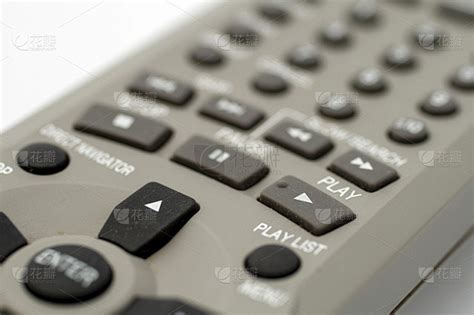 白色背景的遥控器