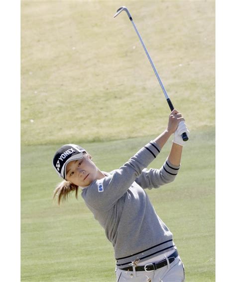 森田遥3位 三浦が首位 アクサ女子ゴルフ第2日 第2日、1番でイーグルとなる第3打を放つ森田遥。通算8アンダーで3位＝umkcc 四国新聞社