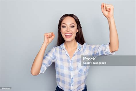 회색 배경 위에 올려진 팔 승리를 축 하 하는 귀여운 멋진 예쁜 멋진 행복 한 여자의 초상화 갈색 머리에 대한 스톡 사진 및 기타 이미지 Istock