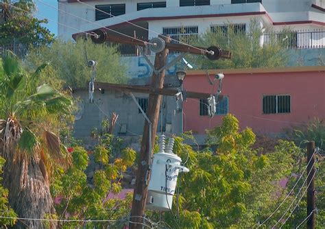 Denuncian Poste De Luz A Punto De Caer En La Colonia Colina De La Cruz