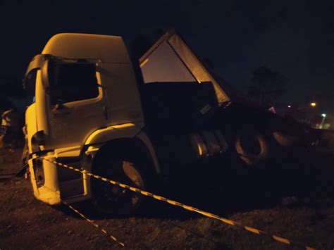 Sem freios carreta dispara bate em poste caçamba e camionete em Mafra