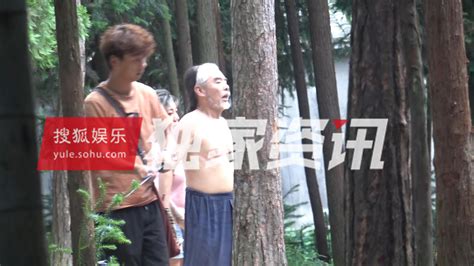 独家“网红”老人张双利被绑小树林 片场热成这样 搜狐大视野 搜狐新闻