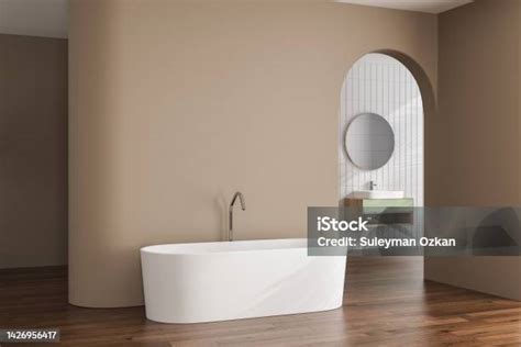 태양 광선 캐비닛 타원형 거울 싱크대 흰색 욕조 쪽모이 세공 마루 바닥 타일이있는 베이지 색 미니멀리스트 욕실 인테리어 최소한의 디자인의 개념 3d 렌더링 0명에 대한 스톡