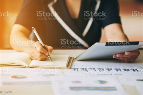 비즈니스 여자 투자 컨설턴트 회사 연례 재정 보고서 대차 대조표 문을 작업 분석 그래프 문서 회계 업무에 대한 스톡 사진 및