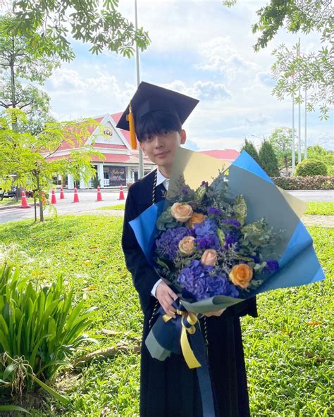 คือความปลื้มใจของพ่อแม่ อชิ ร่ำเรียนสำเร็จไปอีกขั้น