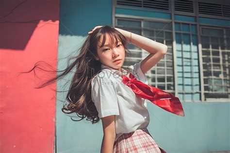 학교 유니폼에있는 소녀