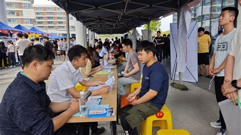 【就业工作】机械汽车学院领导班子深入双选会现场指导毕业生求职应聘 机械与汽车工程学院