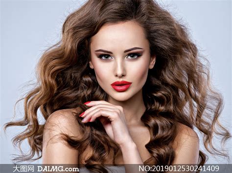 红唇卷发模特人物写真摄影高清图片 大图网图片素材