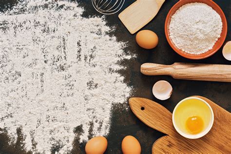 소박한 배경에 어두운 호 밀 빵 제빵에 대 한 성분 호 밀 가루의 배경입니다 보기 상위 공간을 복사 합니다 갈색에 대한 스톡 사진 및 기타 이미지 Istock