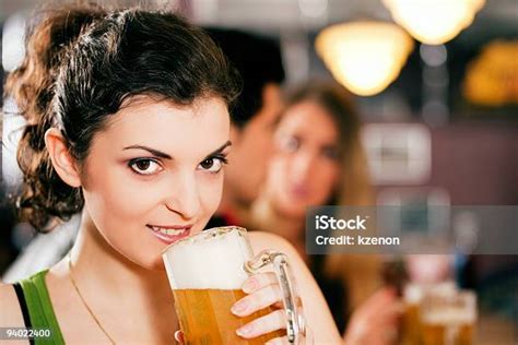 프렌즈 술마시기 맥주 바 단위 3 명에 대한 스톡 사진 및 기타 이미지 3 명 게스트로 펍 단체 Istock