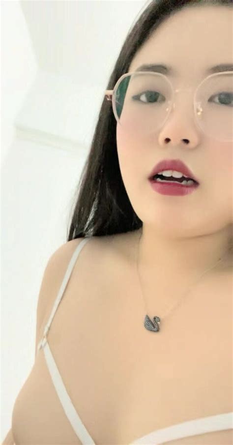 丰满可爱的妹子穿开档肉丝被男友暴操 最后颜射 眼镜骚母狗 一直喊爸爸
