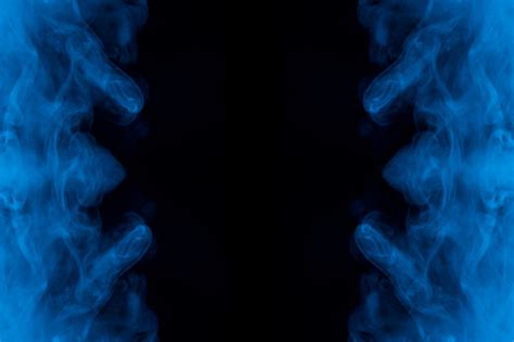 暗い背景に魅惑的な神秘的パターンを持つ青いタバコの蒸気の雲 かすみのストックフォトや画像を多数ご用意 かすみ まぶしい ウクライナ