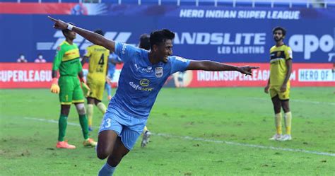 Hyderabad Signs Former Mumbai City Left Back Vignesh Dakshinamurthy Former Mumbai City Left