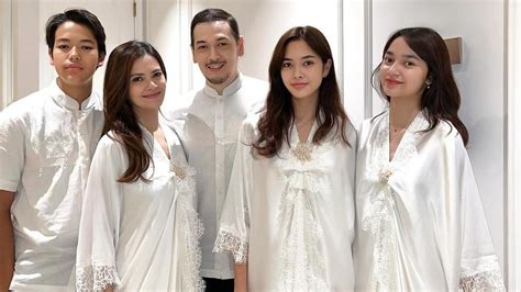 Gaya Lebaran Keluarga Tiga Sekawan Alumni Gadis Sampul 90an Cut Tari