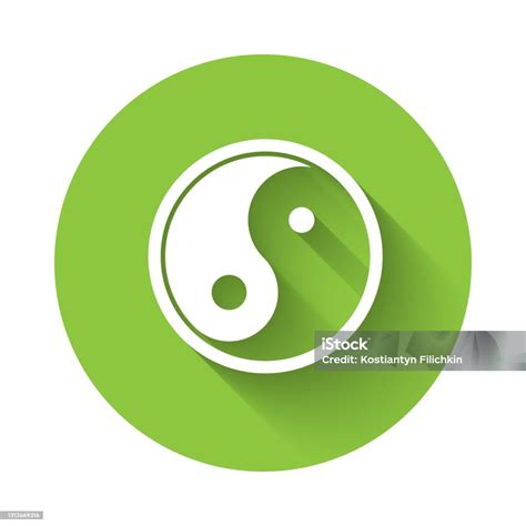 白陰陽象徵和諧與平衡圖示與長影隔絕綠色圓圈按鈕向量向量圖形及更多三軍圖片 三軍 中國文化 佛教 Istock