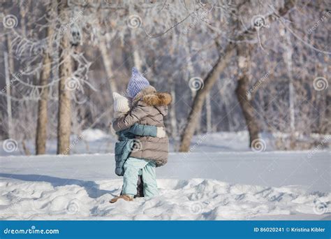 Zwei Kleine Schwestern Umarmen Sich Im Schnee Im Winter Stockbild
