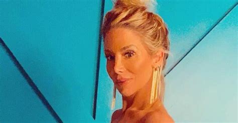 Ousada Danielle Winits aposta em biquíni pequeno e deixa seios à mostra