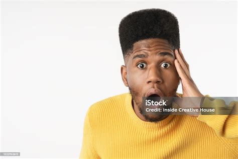 젊은 남자 와 흥분 된 얼굴 위에 고립 된 배경 충격 으로 놀랄만한 표정 남자에 대한 스톡 사진 및 기타 이미지 남자 매우