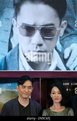 Lactrice Chinoise Zhou Xun à Gauche Et à Hong Kong Le Réalisateur