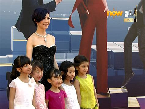 金像獎千嬅校長拖五小孩現身 Now 新聞