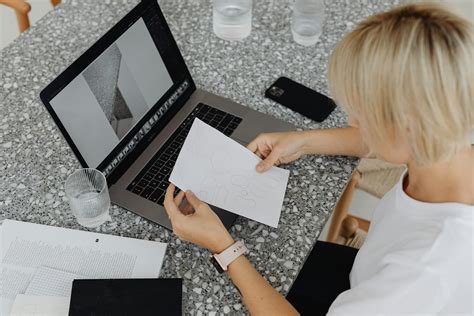 가젯 계획하는 고용 관찰 금발 기기 기술 노트북 독서하는 디자인 디지털 라이프 디지털 유목민 라이프스타일 문서 분석하는 비즈니스 사무실 생산성