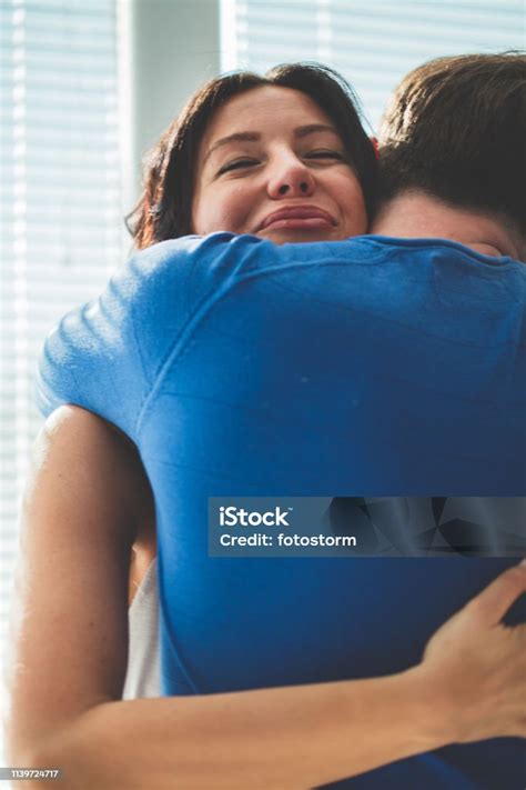 Mann Und Frau Umarmen Stockfoto Und Mehr Bilder Von Augen Geschlossen