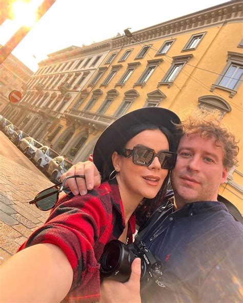 Бременната Мона Гочев и мъжът й на разходка в Милано Мама 24