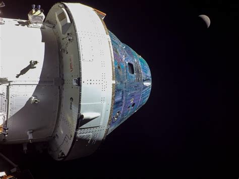 Nasas Orion Capsule Goes Into A Far Out Orbit Around The Moon