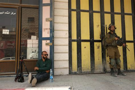 الجيش يدفع بقوات إضافية ويستدعي قصاصي الأثر بعد هجوم الخليل