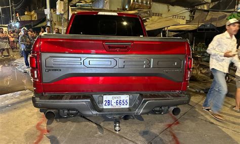 ស្រវឹងស្រាខ្លាំងបើករថយន្ត Ford Raptor បុកម៉ូតូកិនជាប់ពីលើ