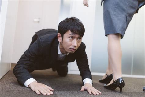 送貨手滑被逼下跪道歉，還遭辱罵「噁心」！她在辦公室看見日本最變態職場文化 風傳媒