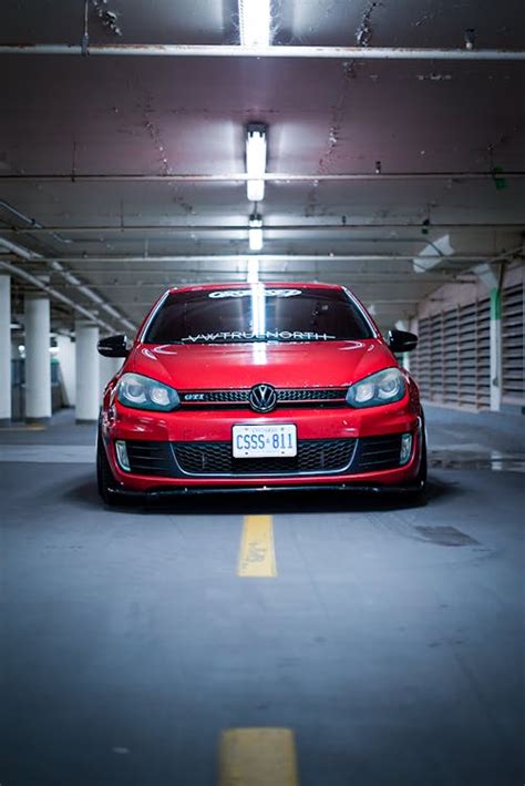 실내 Gti Vw 트루노스 거리 스타일 교통 도시 설정 도시 탐사 도시 풍경 도시의 도시의 삶 독일 공학 매끄러운 라인 메탈릭 레드 반사 반짝