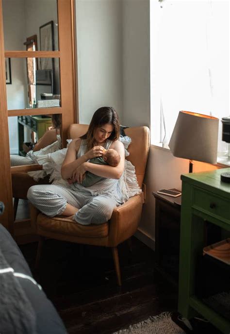 New Mom S Sister Says She S Not A Real Mother And Wife Because Her Husband Helps Her Yourtango