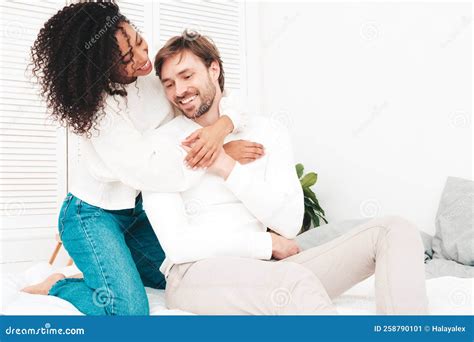 Mujer Hermosa Y Sonriente Y Su Novio Apuesto Imagen De Archivo Imagen De Individuo Lindo