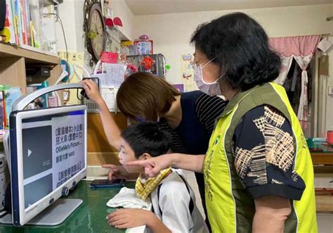【鮮週報】高市社會局慰訪111年慈暉獎得主陳黃美英、鍾欣穎 鼓勵身障家庭善用資源優化生活