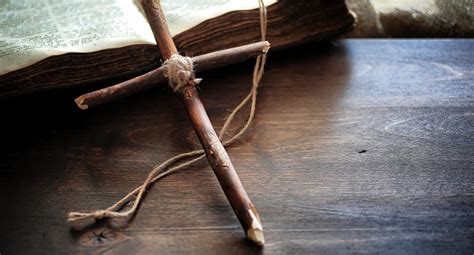 나무 테이블에 종교 오래된 책 성서 옆에 밧줄과 삼베로 묶인 종교적 십자가 예배 죄와 기도 교회에 대한 스톡 사진 및 기타 이미지 Istock