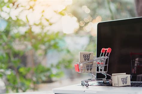 온라인 쇼핑 노트북 키보드의 트롤리에 쇼핑 카트 로고가있는 골판지 상자 온라인 웹에서 쇼핑 서비스 택배 제공 가격에 대한 스톡 사진 및 기타 이미지 Istock