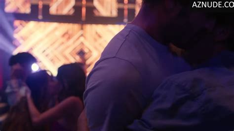 Kaley Cuoco In ‘based On A True Story R Celebs Kissing