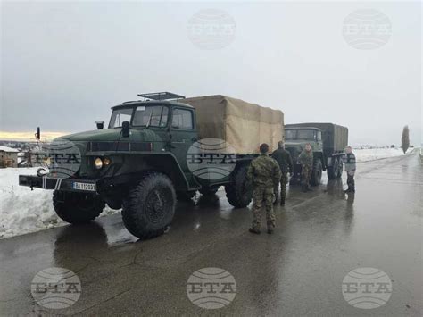Военни с техника помагат за възстановяване на електрозахранването в община Две могили област