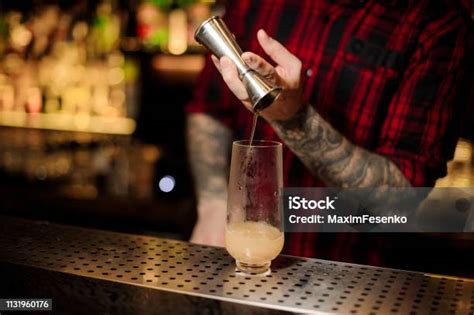 강철 호감에서 유리에 트리니다드의 칵테일을 붓는 바텐더 칵테일에 대한 스톡 사진 및 기타 이미지 칵테일 지거 바텐딩 도구 복숭아류 Istock