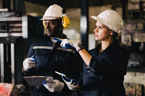 태블릿 검사를 들고 있는 두 명의 기술자 엔지니어 작업자 유지 보수 엔지니어에 대한 스톡 사진 및 기타 이미지 유지 보수 엔지니어 태블릿 2명 Istock