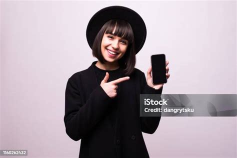 행복 출구 갈색 머리 소녀 에 검정 모자 가리키는 손가락 에 빈 모바일 화면 고립 에 흰색 배경 공란에 대한 스톡 사진 및 기타